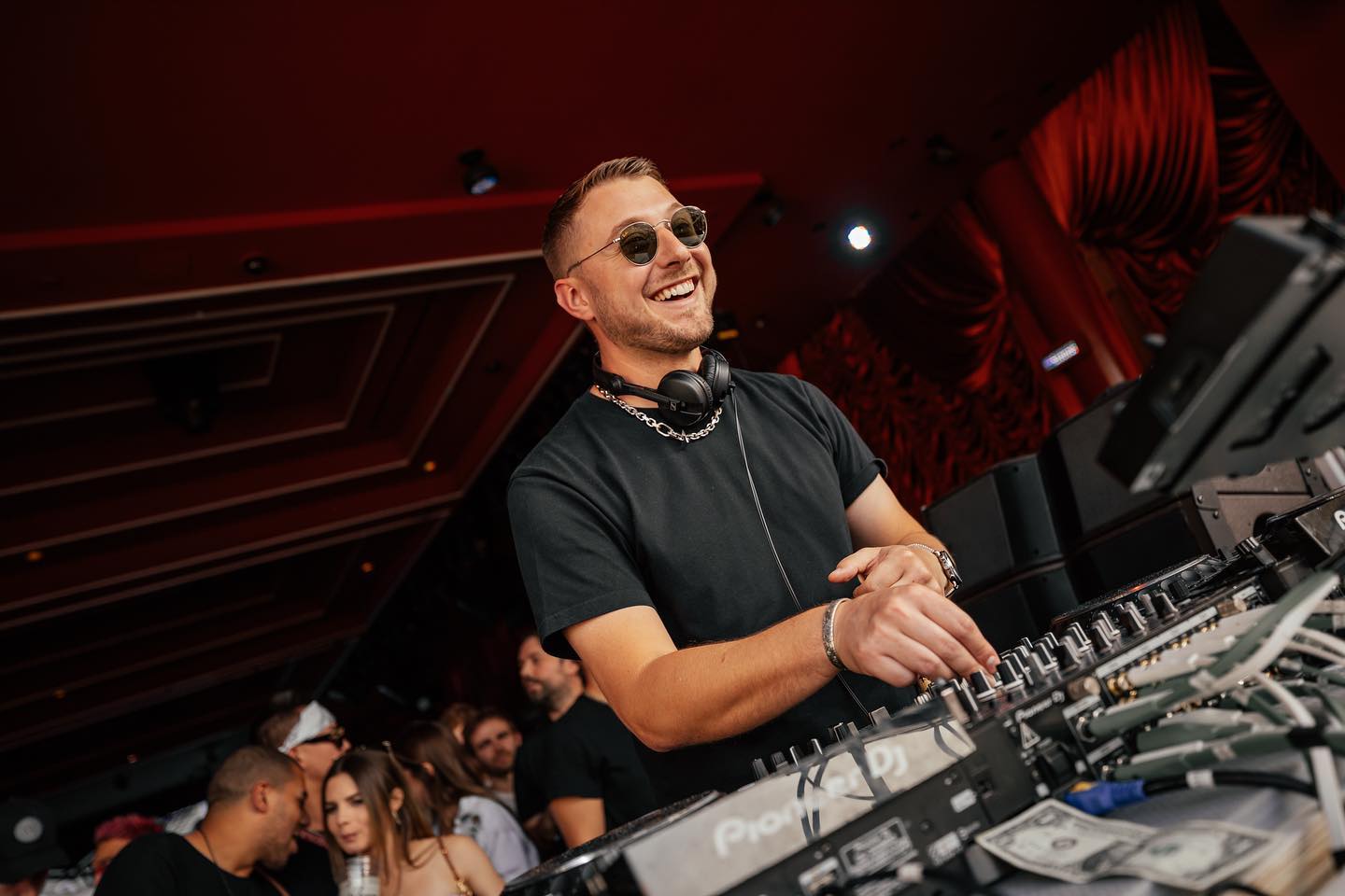 Noizu at Vivid Music Hall Promo Code - Discotech - The #1 Nightlife App